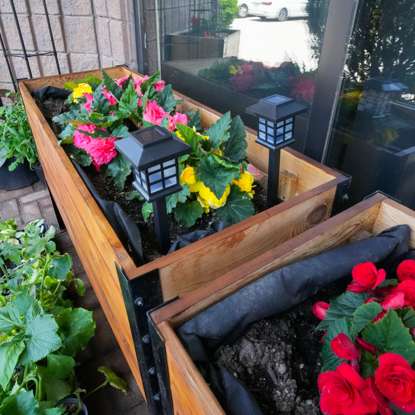 Classic Solar Garden Light – Cedar Planters